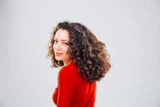 9 Surefire Ways to Tell if Someone has a Perm (vs Real Curls) - Simply ...