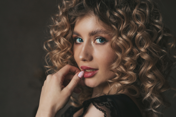 9 Surefire Ways to Tell if Someone has a Perm (vs Real Curls) - Simply ...